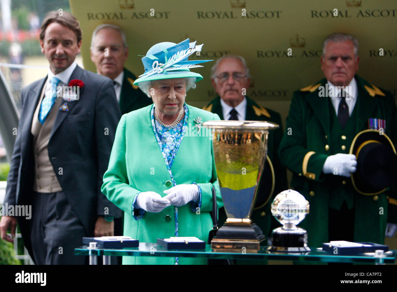 The queen ascot trophy hi-res stock photography and images - Alamy