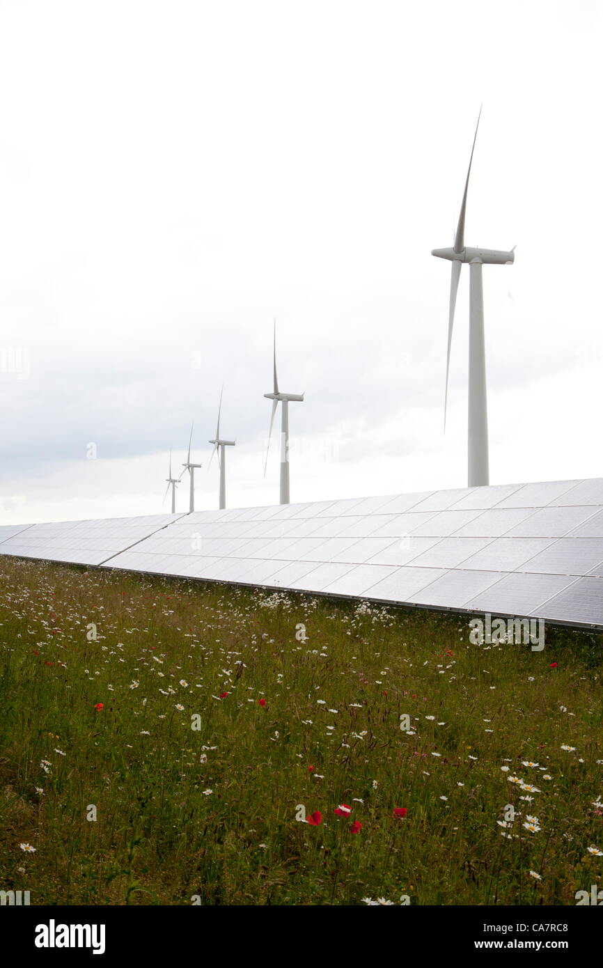 Installed solar panels hi-res stock photography and images - Alamy