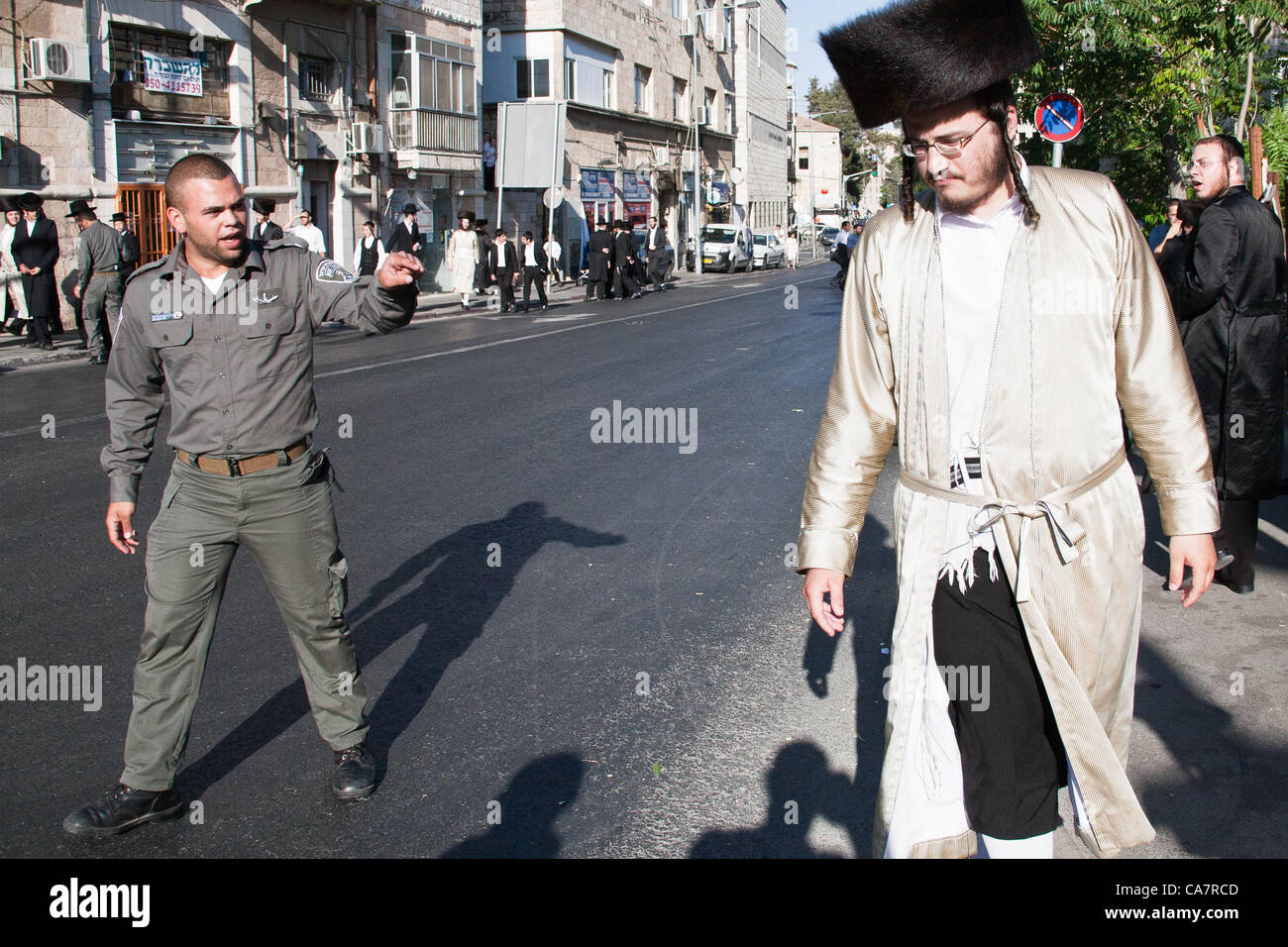Policemen use warnings and reasonable force to clear rioting Haredim ...