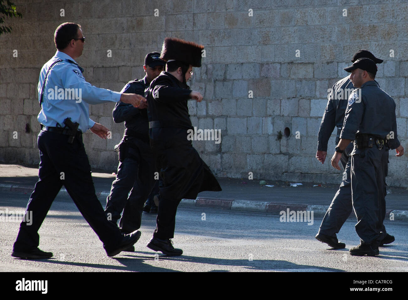 Policemen use warnings and reasonable force to clear rioting Haredim ...