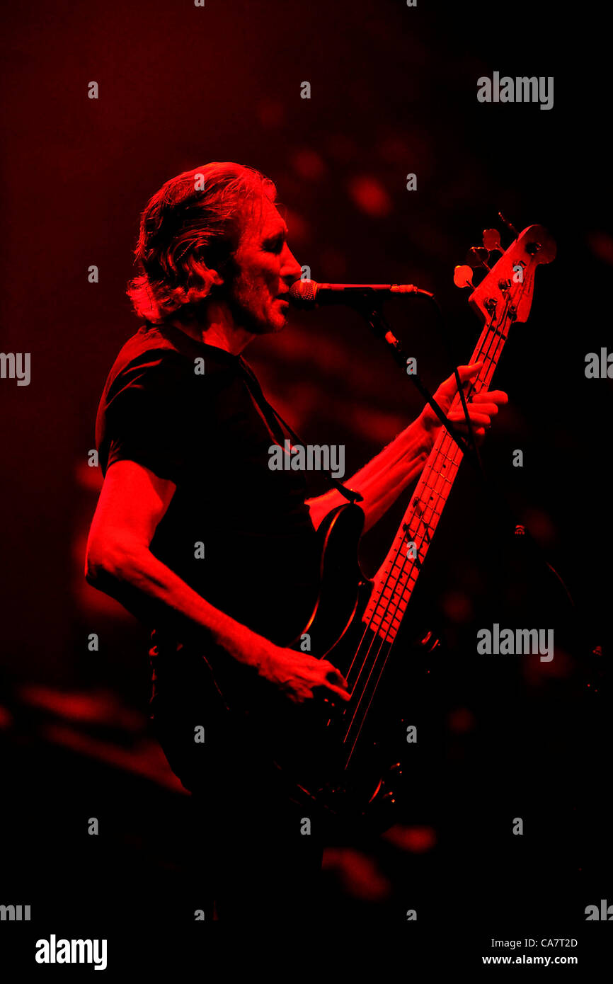 Pink floyd the wall concert hi-res stock photography and images - Alamy