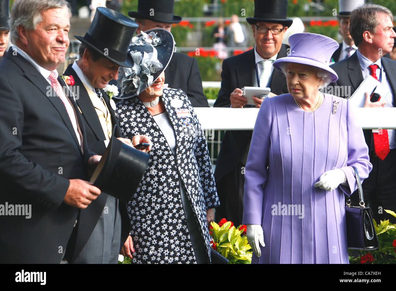 Queen royal ascot estimate hi-res stock photography and images - Alamy