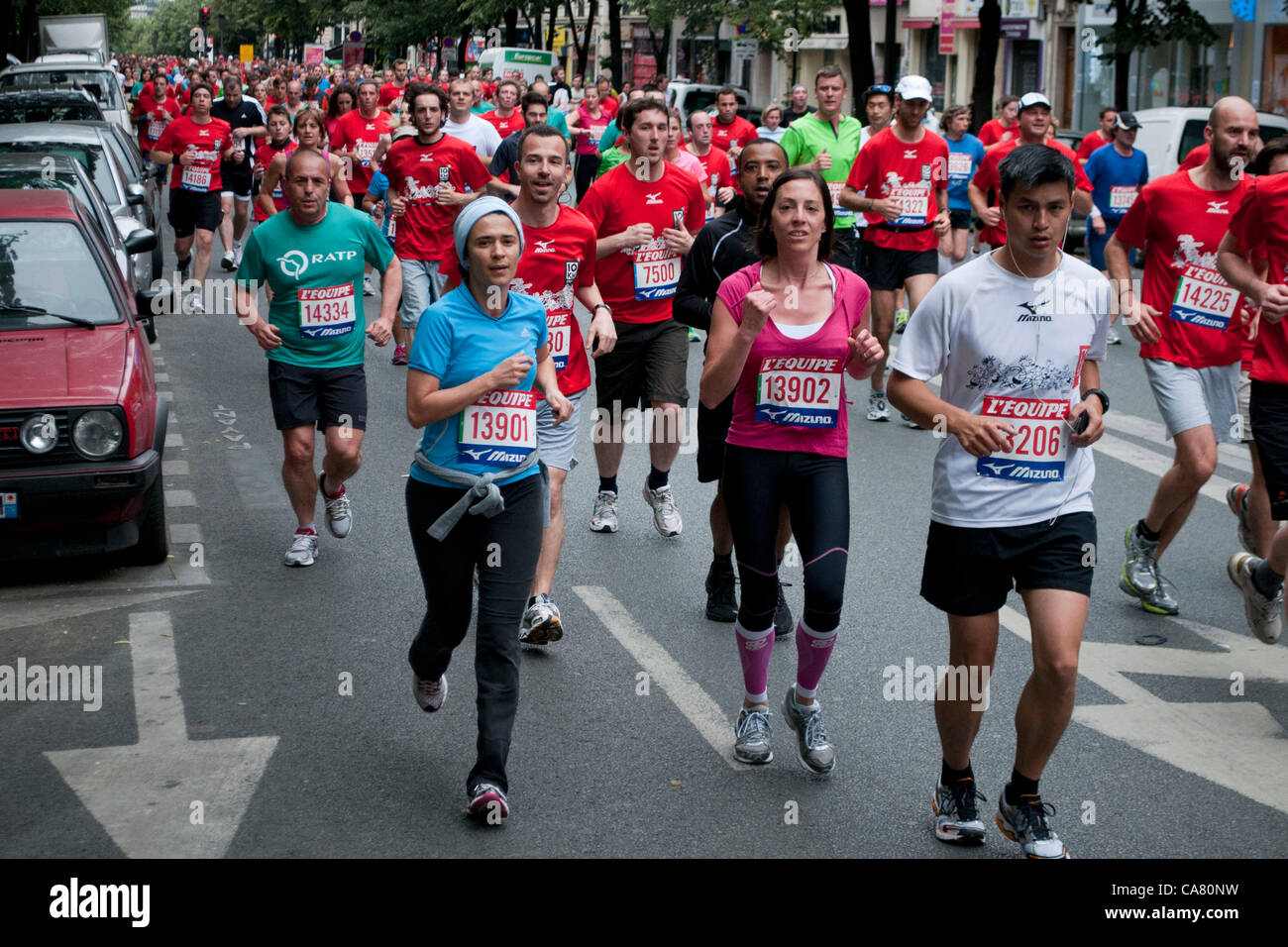 Paris, France. 24/07/12. Participants running along Avenue de la ...