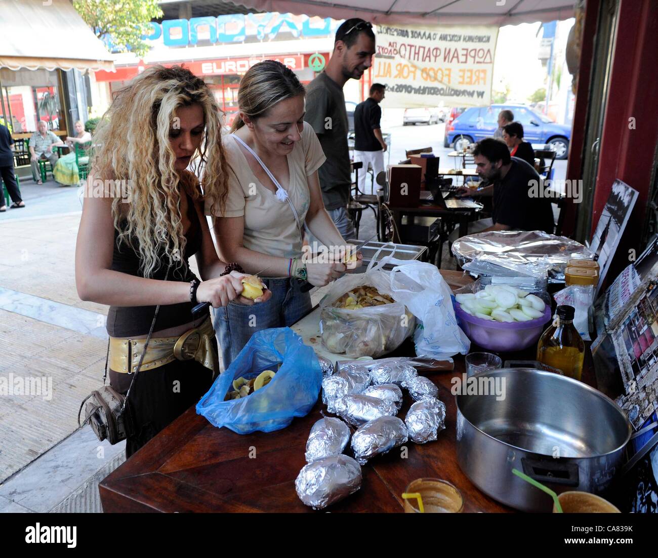 Monday June 25th 2012, Athens, Greece. Volunteers of the group "O Allos ...