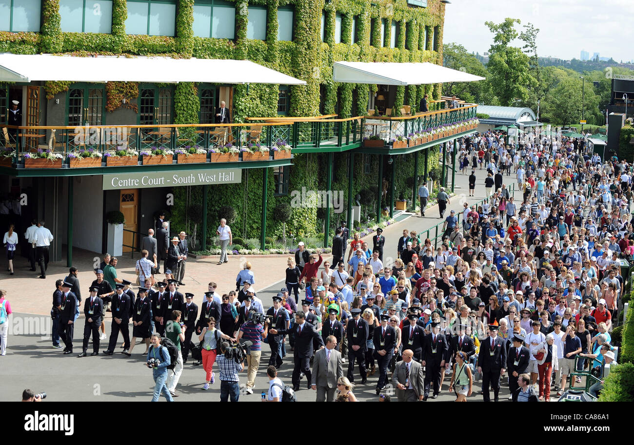 Centre court wimbledon crowd hi-res stock photography and images - Alamy