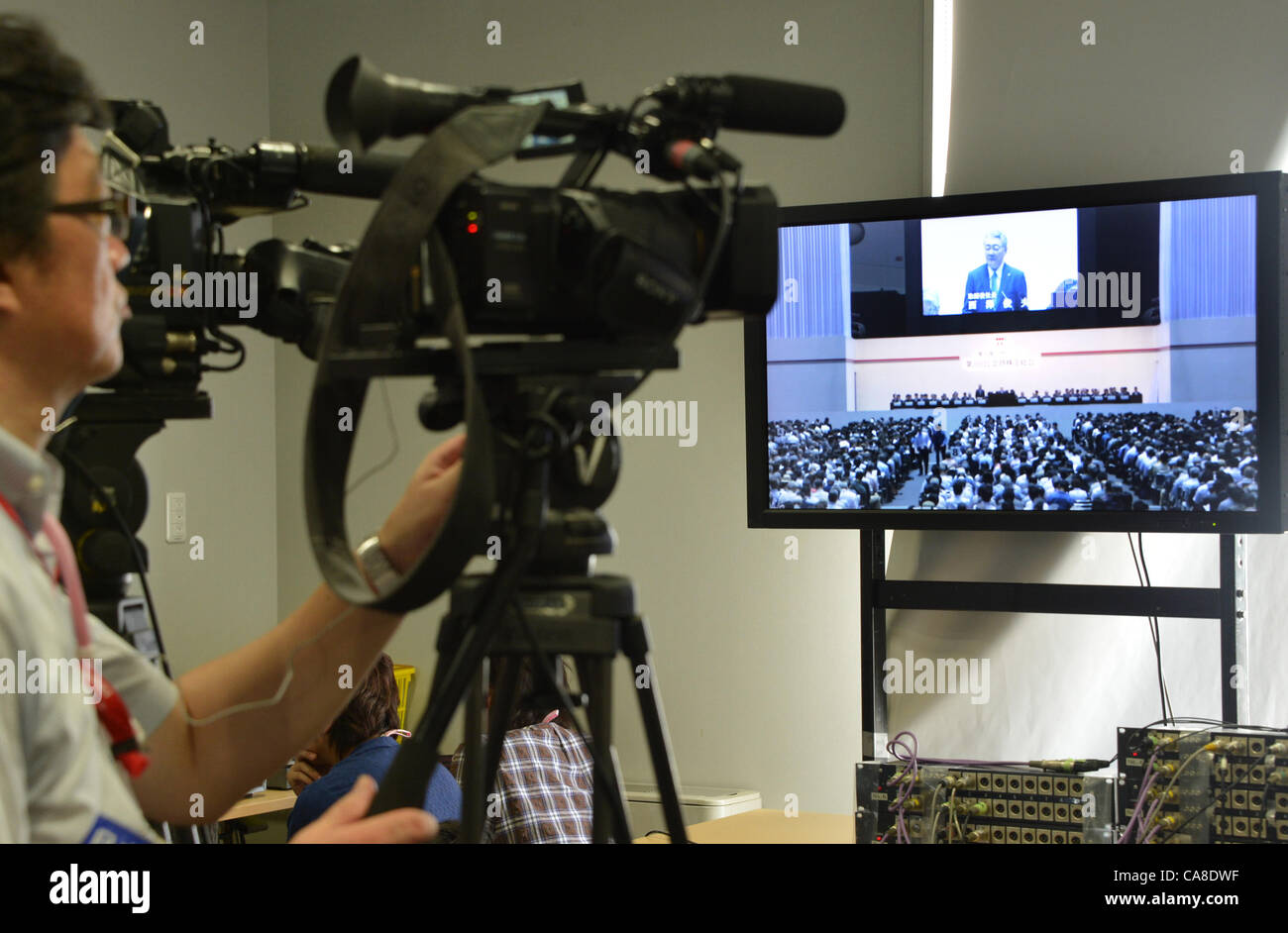 Japanese cameraman hi-res stock photography and images - Alamy