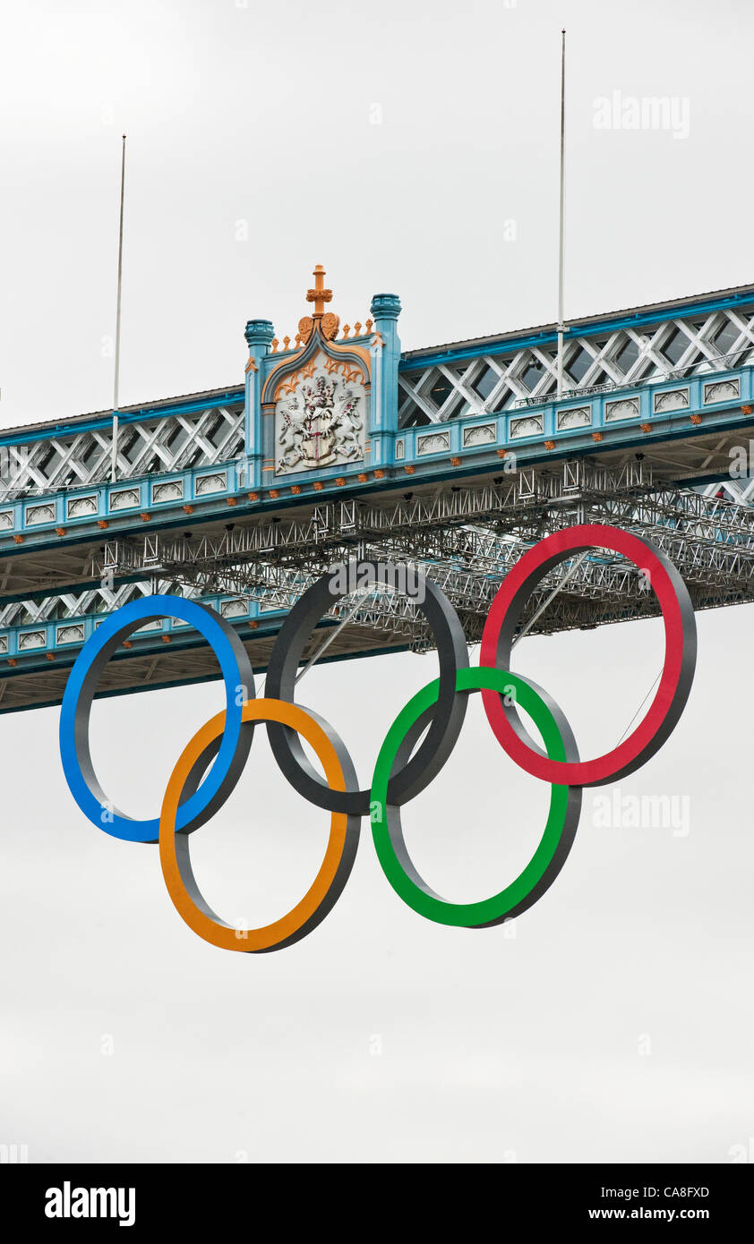 Olympic rings olympics tower bridge hi-res stock photography and images ...