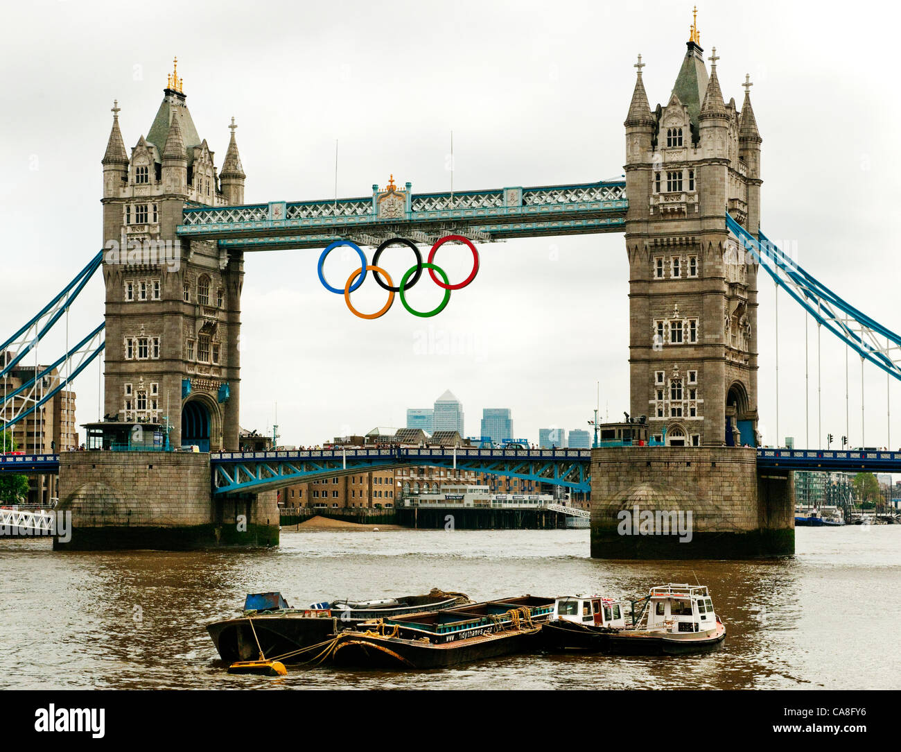 Olympic rings olympics tower bridge hi-res stock photography and images ...