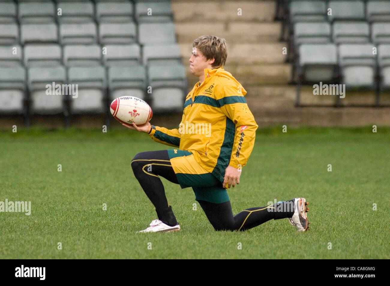 Sport rugby union training stretching hi-res stock photography and ...