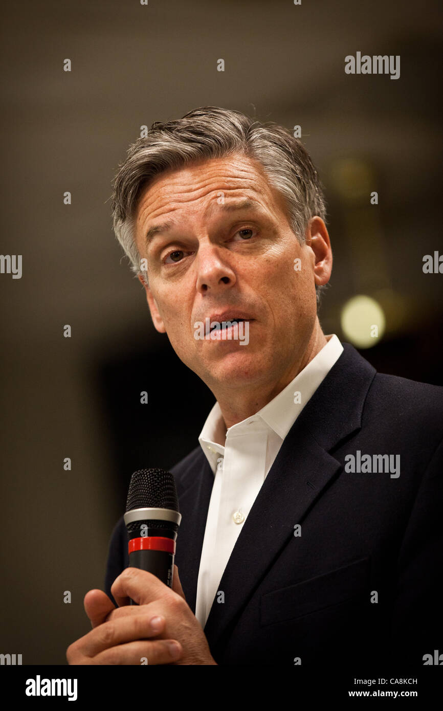 Republican presidential candidate Gov. Jon Huntsman speaks to ...
