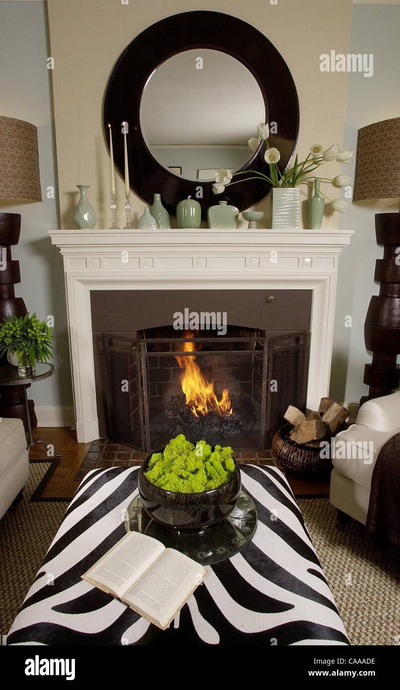 (Published 5/2/2004, I-11, UTS1805273) The living room of the 2004 San ...