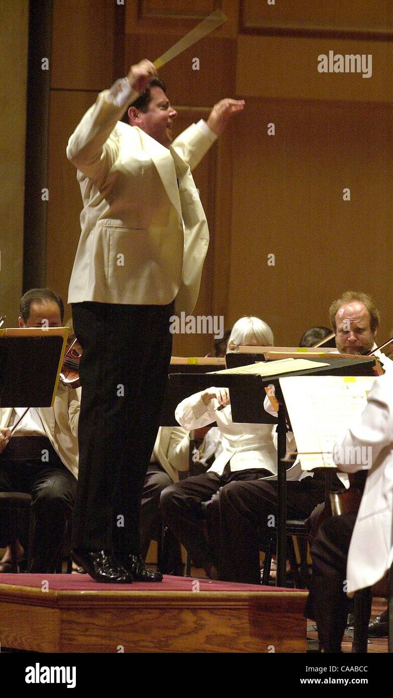 Andrew litton conductor hi-res stock photography and images - Alamy