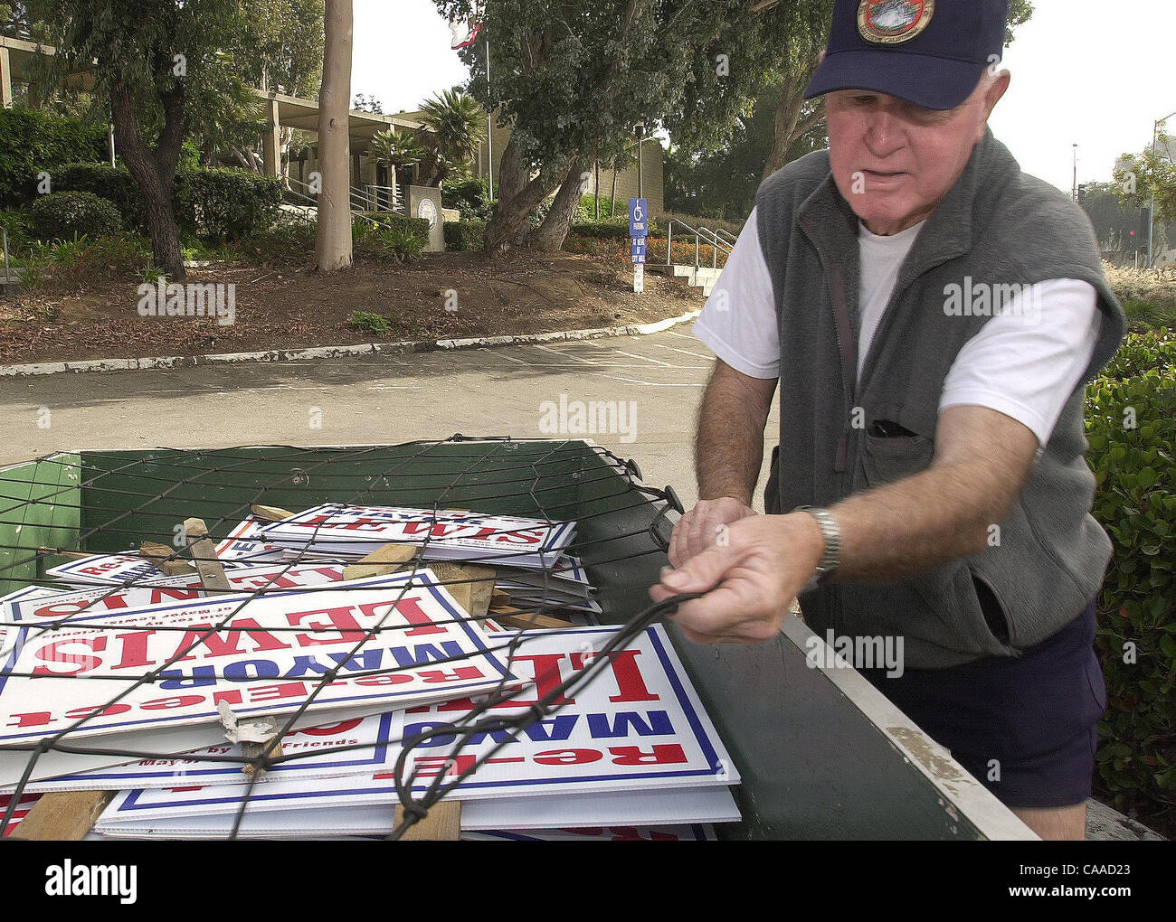 Mayor campaign signs hi-res stock photography and images - Alamy