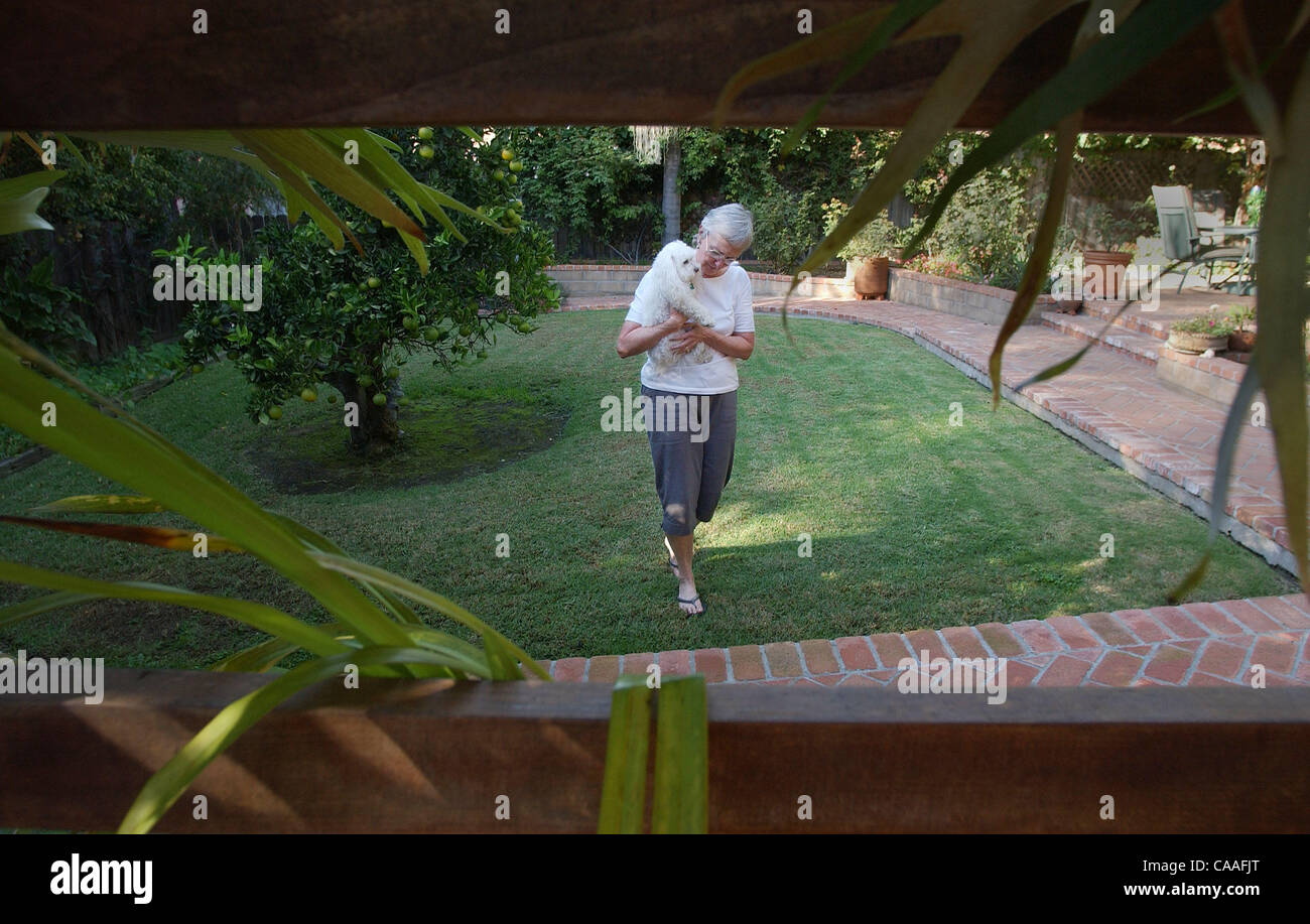 (published 10/25/2003, B-1:6; 10/26/2003, B-6:1) Sharon Floyd carries ...