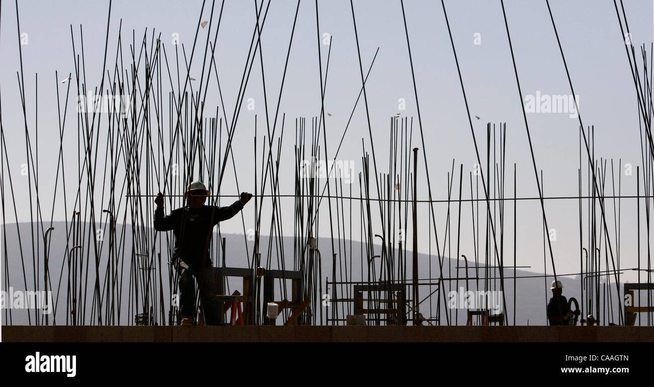 ECschool252182x002 2-10-2006 San Marcos, CA. Work crews build a new ...