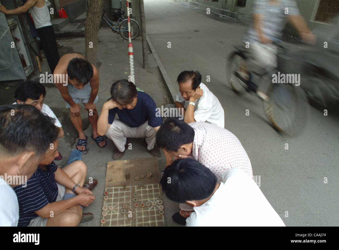 Shanghai China men playing Chinese checkers on street Stock Photo - Alamy