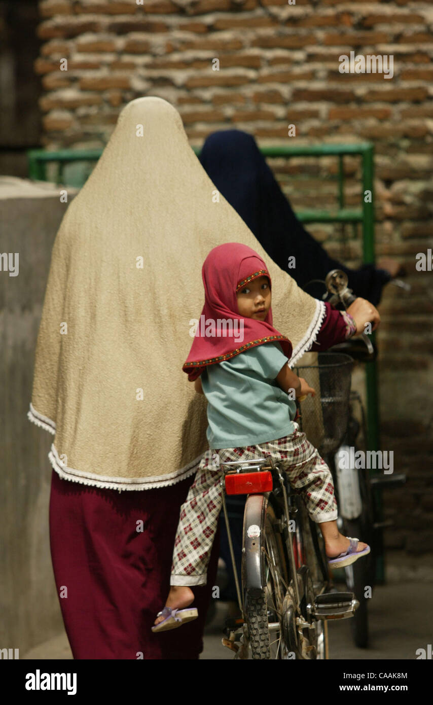 SOLO, CENTRAL JAVA, INDONESIA TUESDAY, SEPTEMBER 16, 2003 A little girl ...