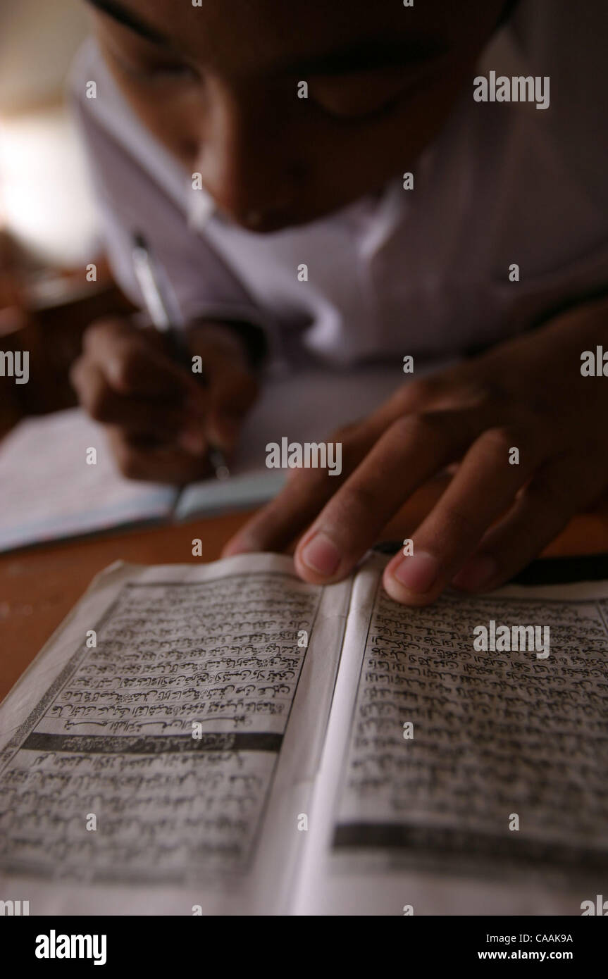 Arabic boys study hi-res stock photography and images - Alamy