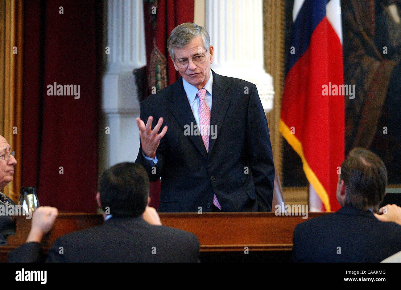 METRO House Speaker Tom Craddick talks with representatives on the ...