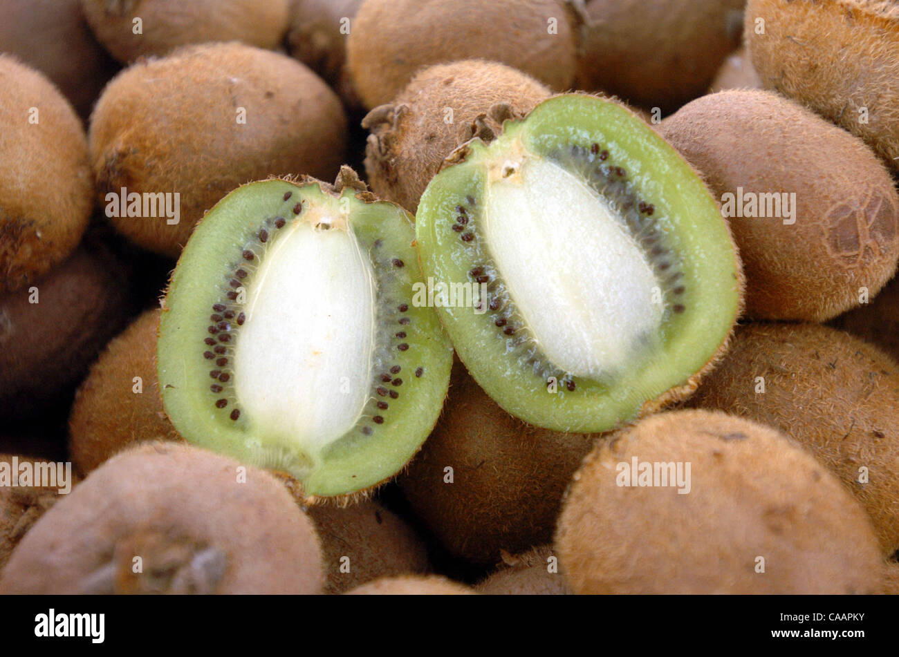 Kiwi farms hi-res stock photography and images - Alamy
