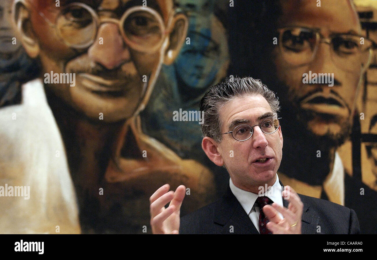 LEDE -- State Treasurer Phil Angelides talks with students and teachers ...