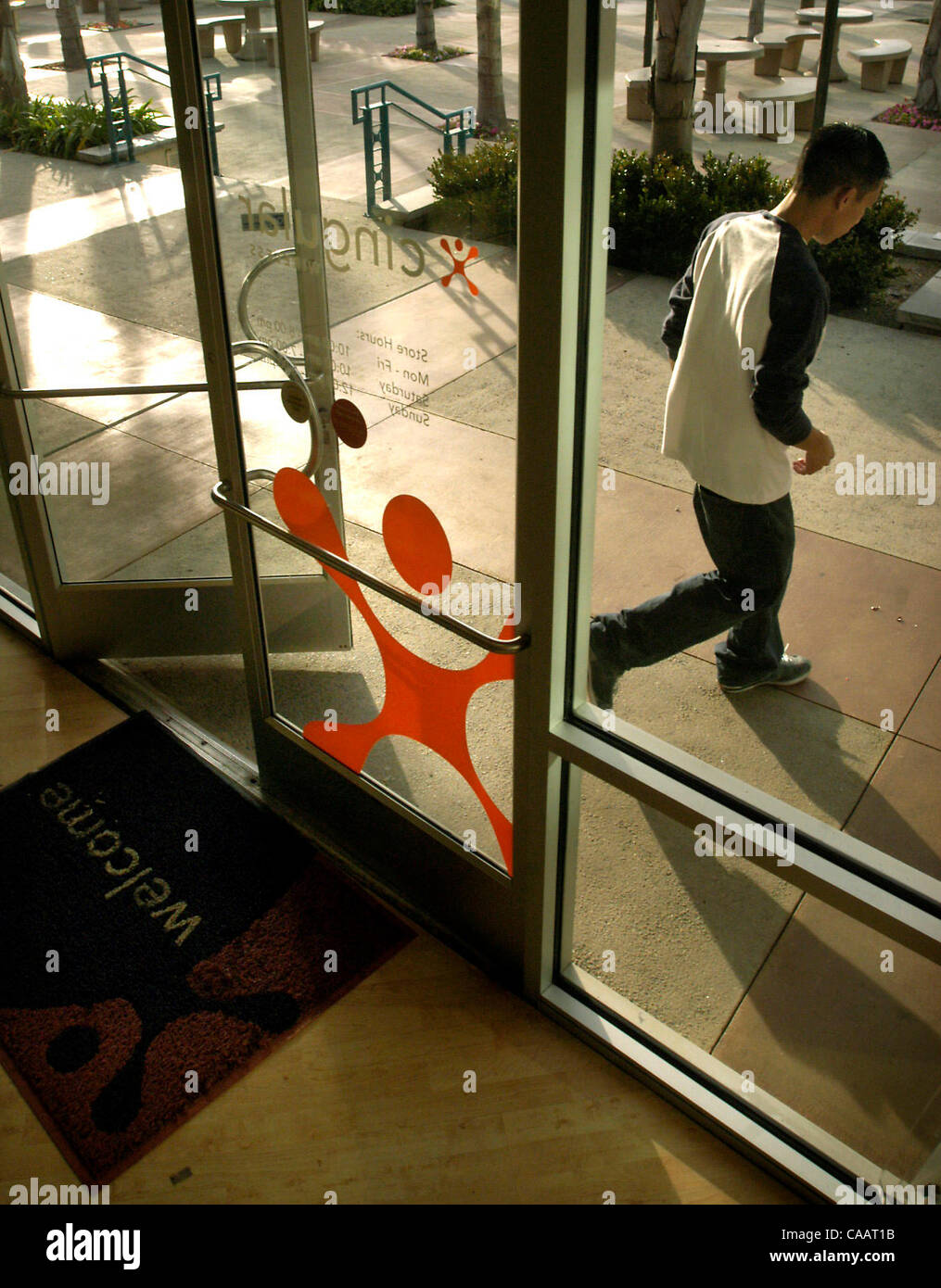 A customer walked out of a Mission Valley Cingular wireless store on ...