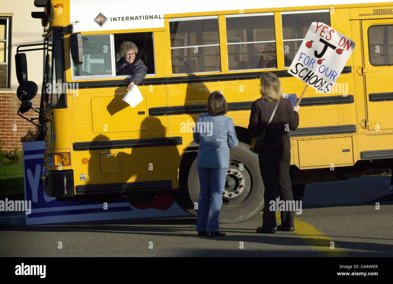 STANDALONE--School bus driver Hazel Norris talks with teacher Meida ...