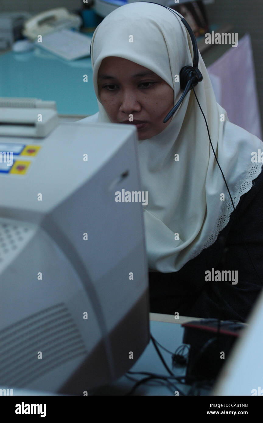 Indonesia muslim woman computer hi-res stock photography and images - Alamy