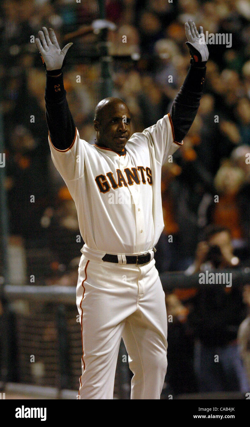 Giants left fielder Barry Bonds acknowledges cheering fans after ...