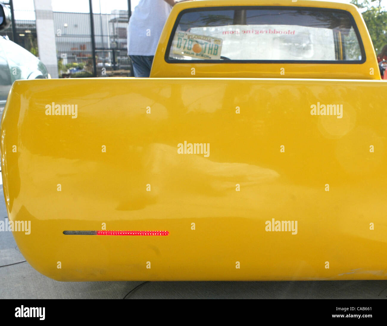 050704 BOYNTON BEACH - Eddy Cebreco, 30, of Boynton Beach, shaved the ...