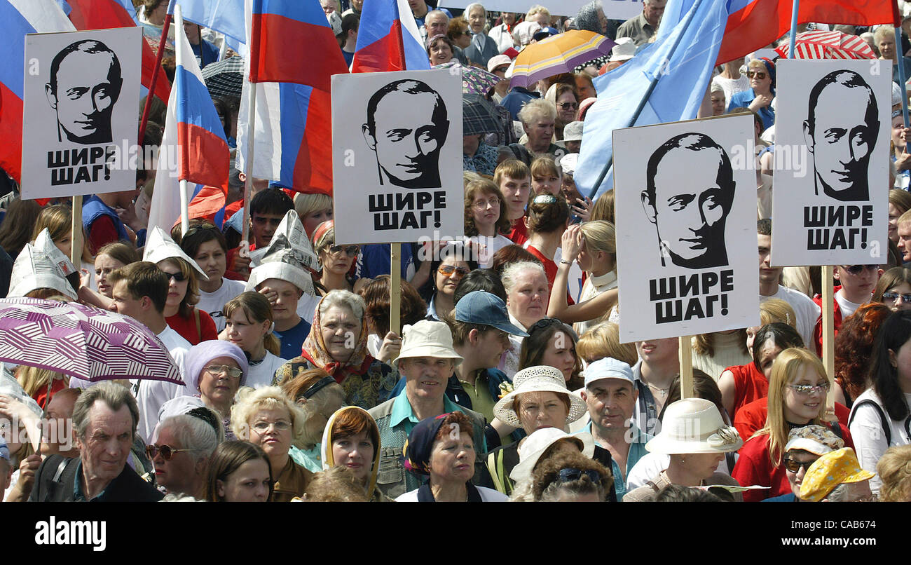 Pro-presidential youth movement `Walking Together` demonstrate their ...