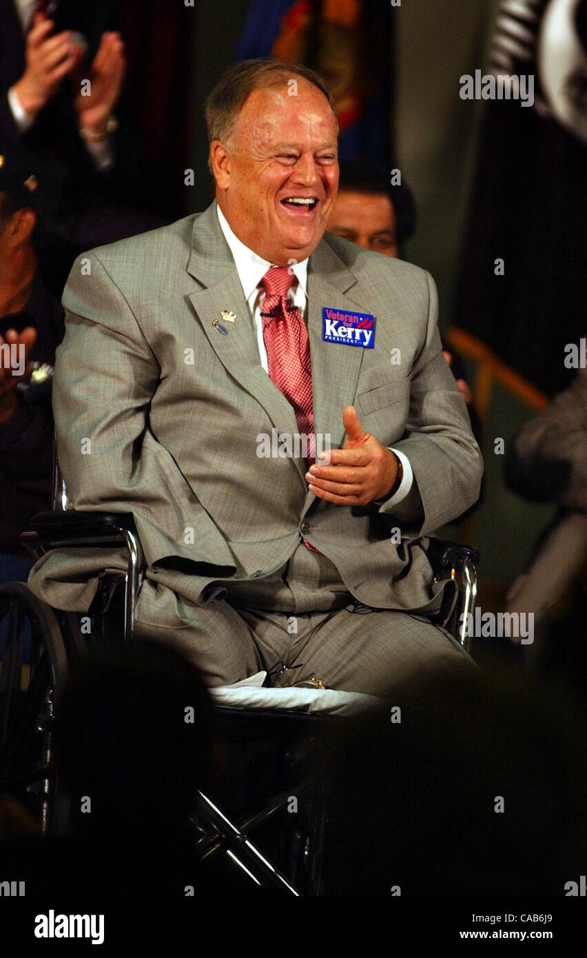 Former United States Senator Max Cleland speaks during a rally ...