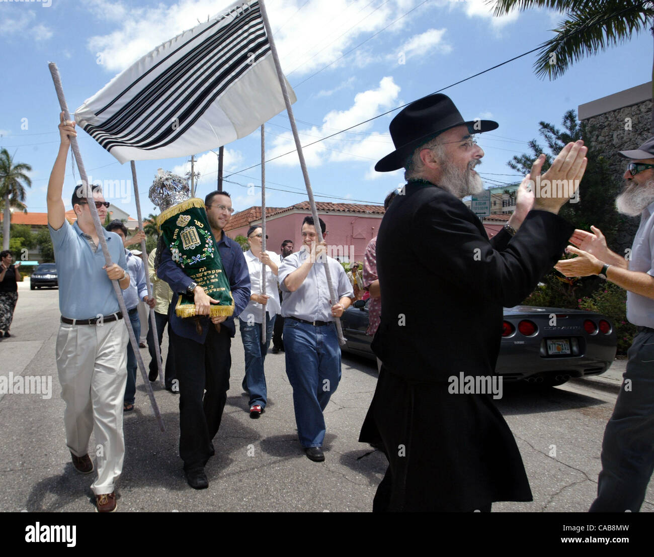 052304 FEA Chabad-staff photo by Shannon O'Brien Boca Raton--Rabbi Ruvi ...