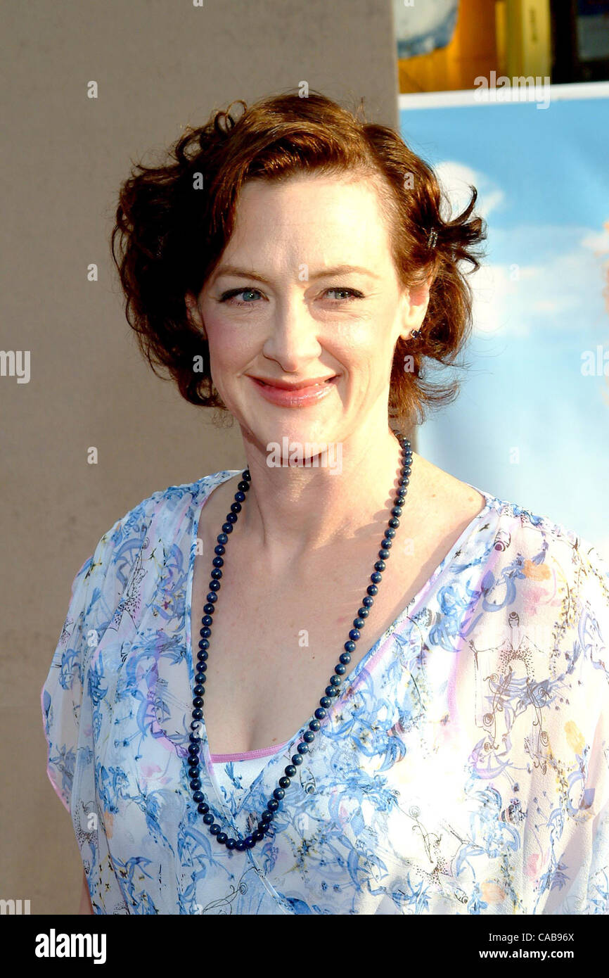 Joan cusack raising helen 2004 hi-res stock photography and images - Alamy