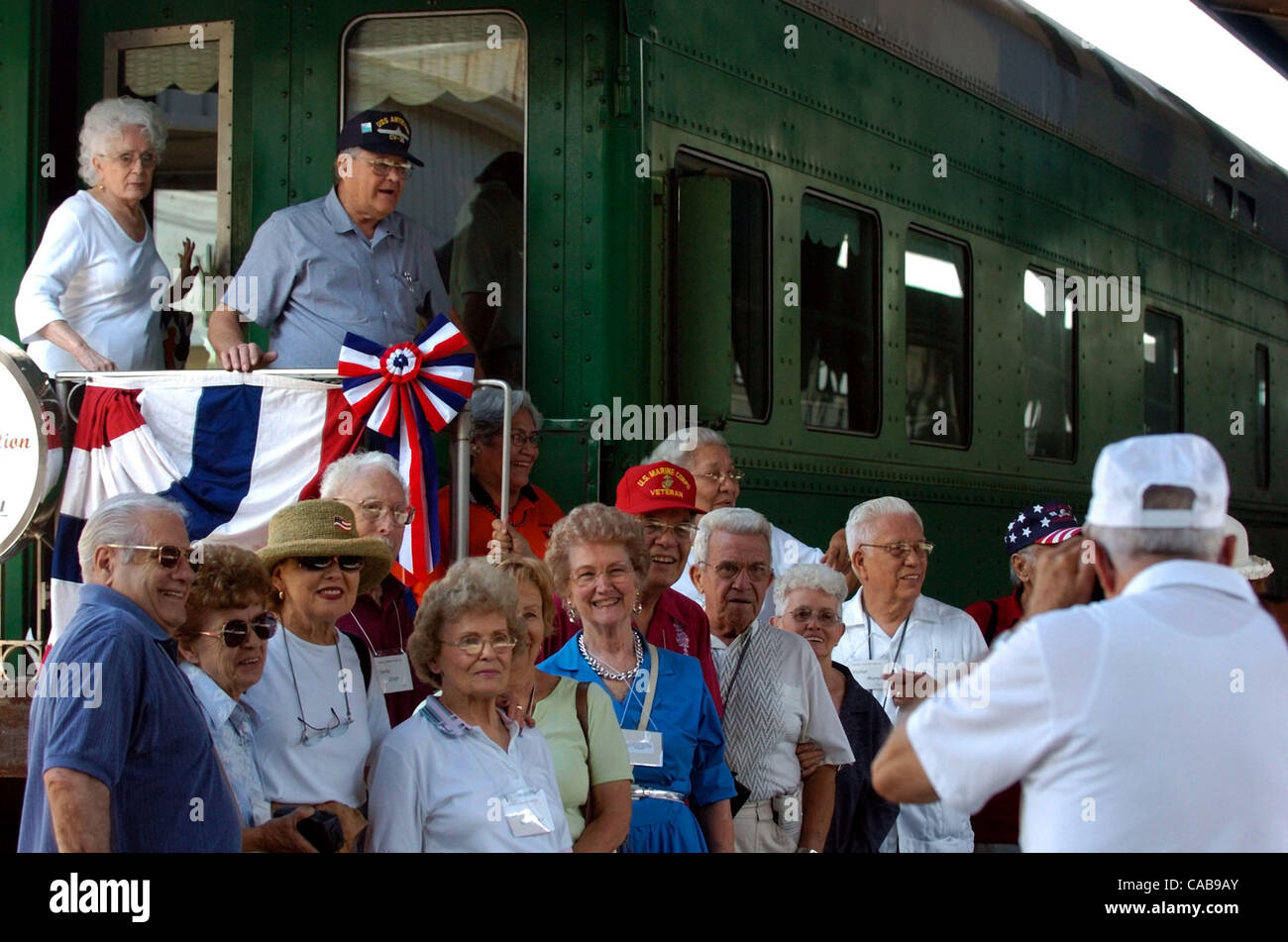 METRO - A group of WWII veterans and their spouses poses for a picture ...