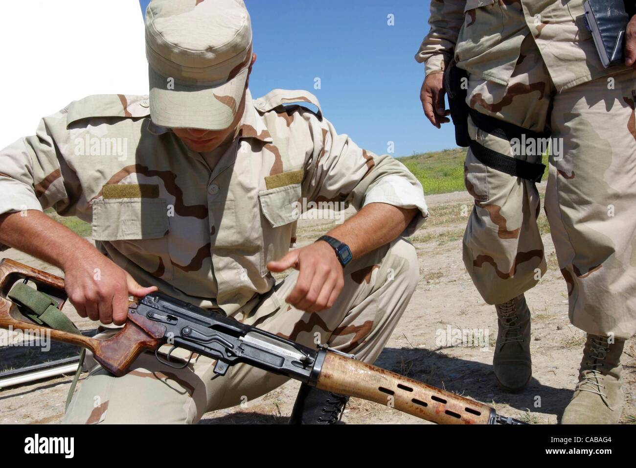 May 05, 2004 - Peshhabur, Iraq - Training how to assemble and load a ...