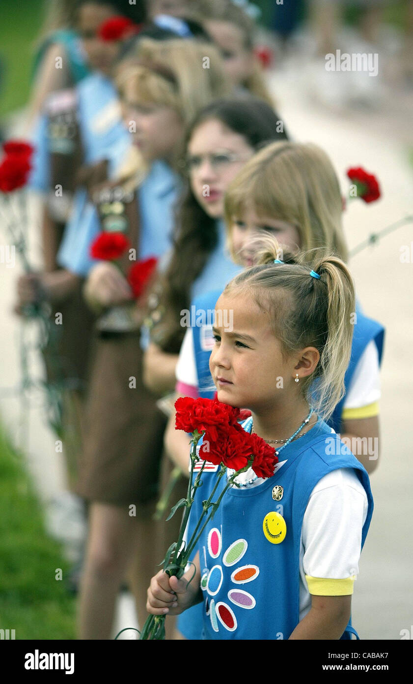 053104 WELLINGTON - Tara Pak, 5, with Daisy Girl Scout Troop 128 in ...