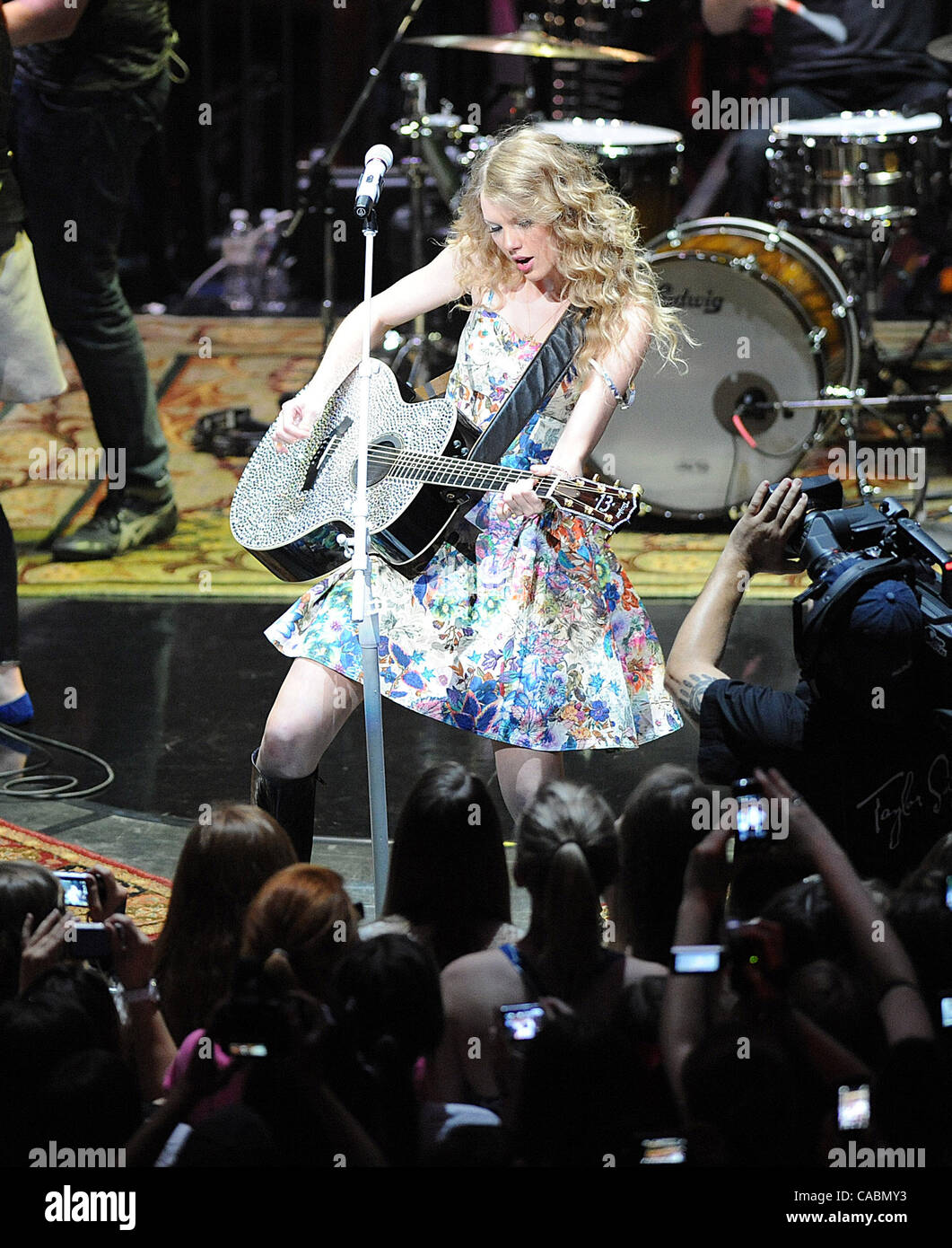 June 13, 2010 - Nashville, Tennessee; USA - Musician TAYLOR SWIFT ...