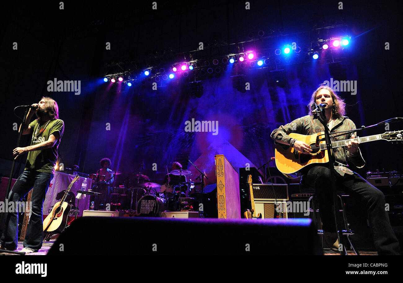 The black crowes singer guitarist hi-res stock photography and images ...