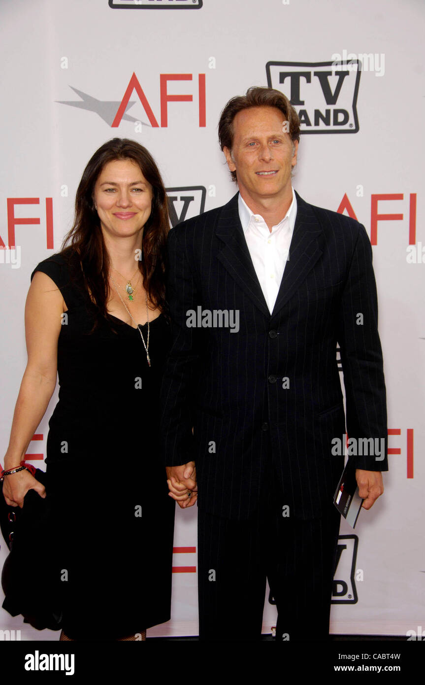 Steven weber and juliette hohnen hi-res stock photography and images ...