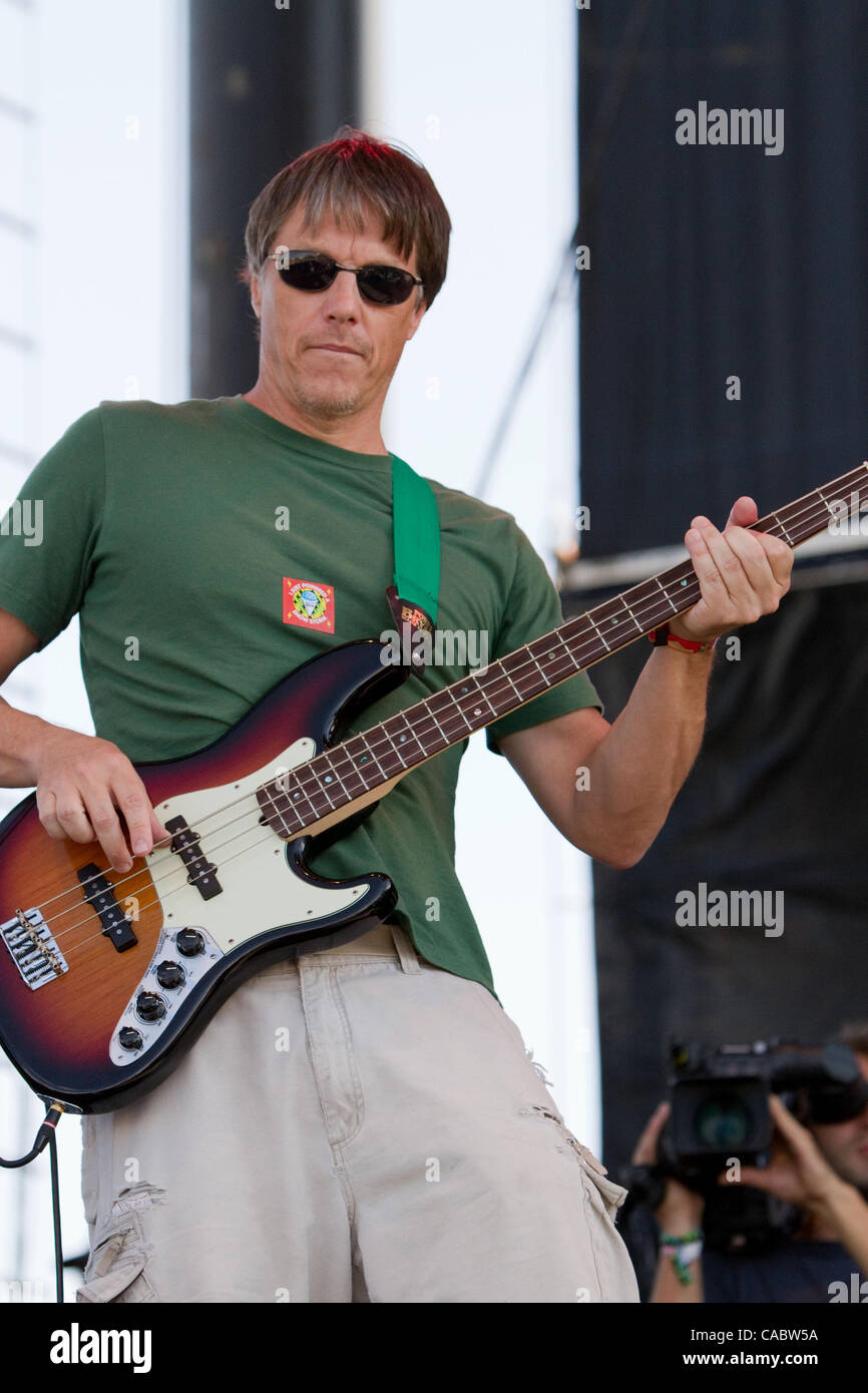 Bassist vocalist hi-res stock photography and images - Alamy