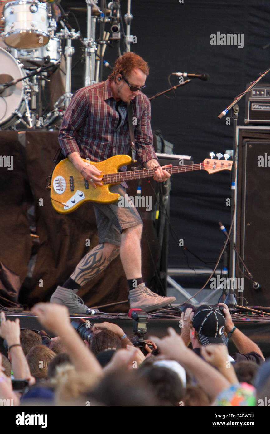 Bassist scott shriner hi-res stock photography and images - Alamy