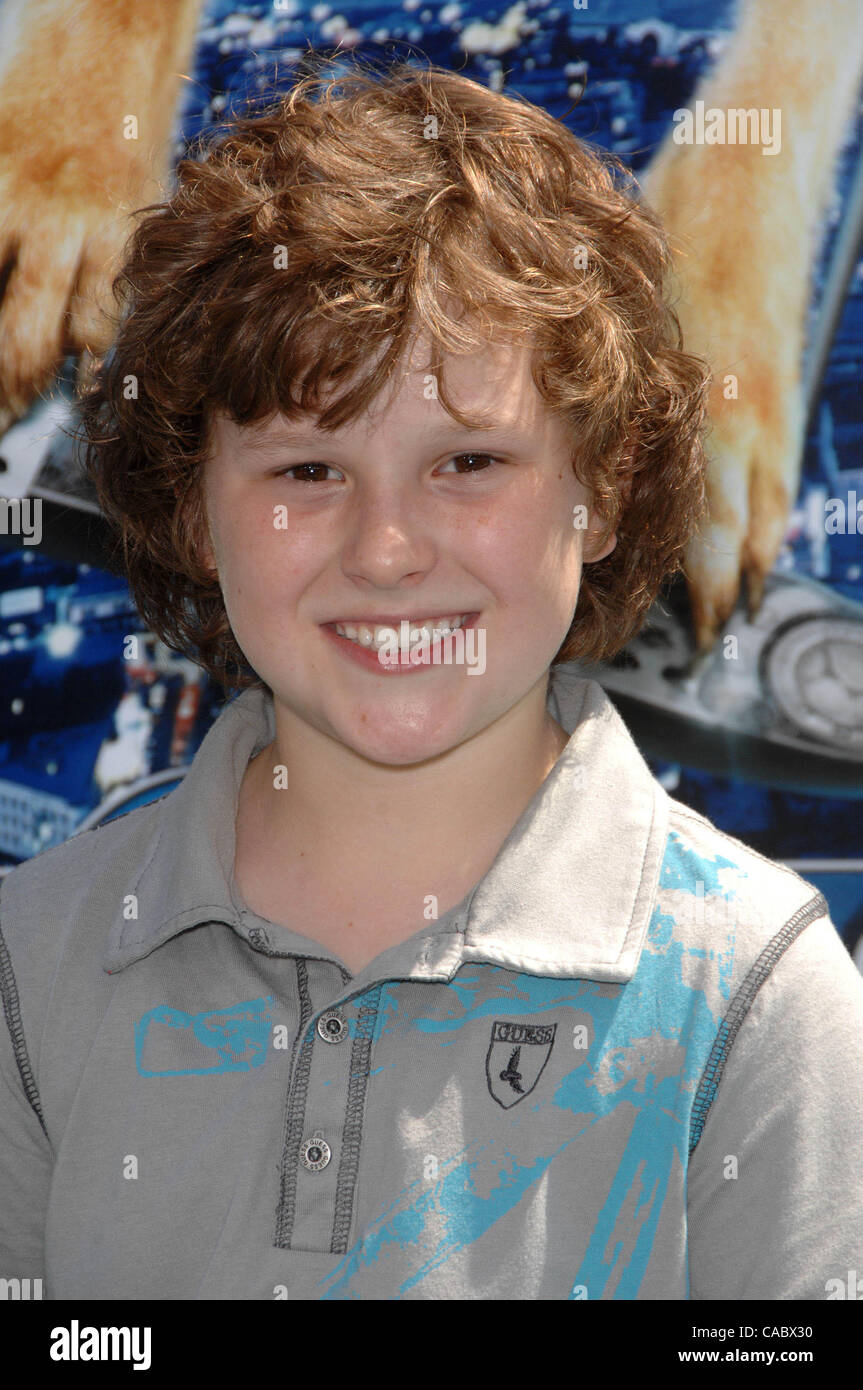 Nolan gould cats and dogs hi-res stock photography and images - Alamy