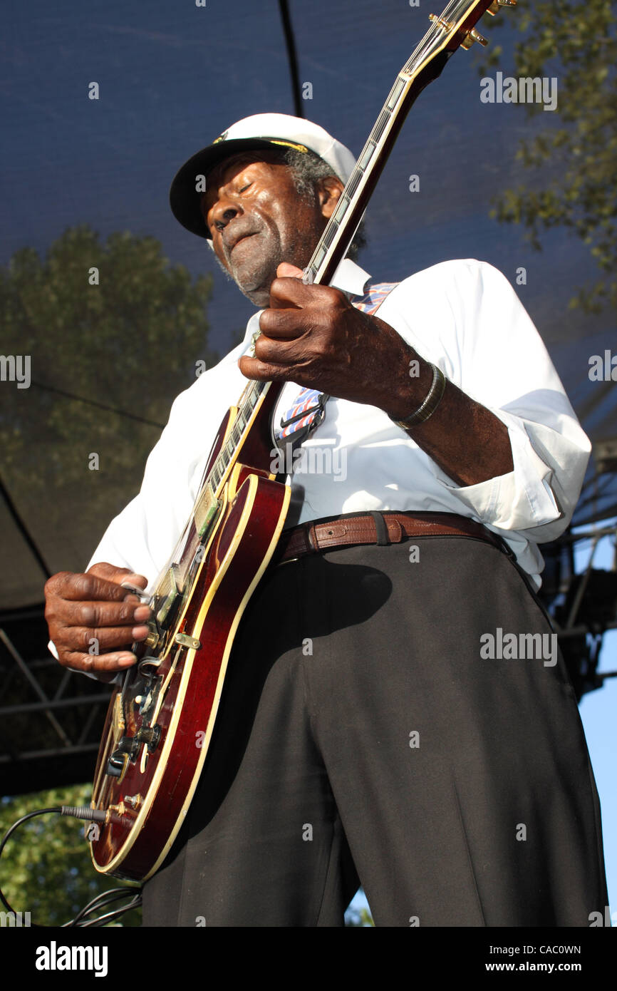Chuck berry performing hi-res stock photography and images - Alamy