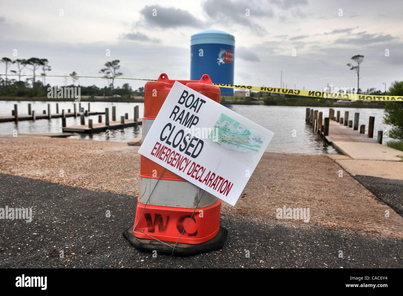 Jul 26, 2010 - Orange Beach, Alabama, U.S. - Boat ramp closed signs in ...