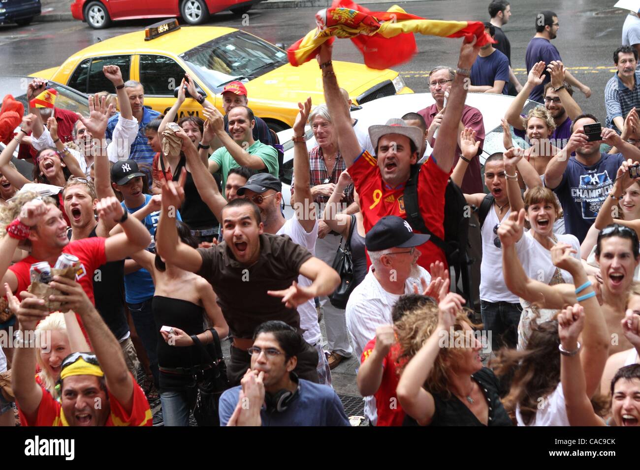 Jul 10, 2010 - New York, New York, U.S. - Spanish soccer fans fans ...