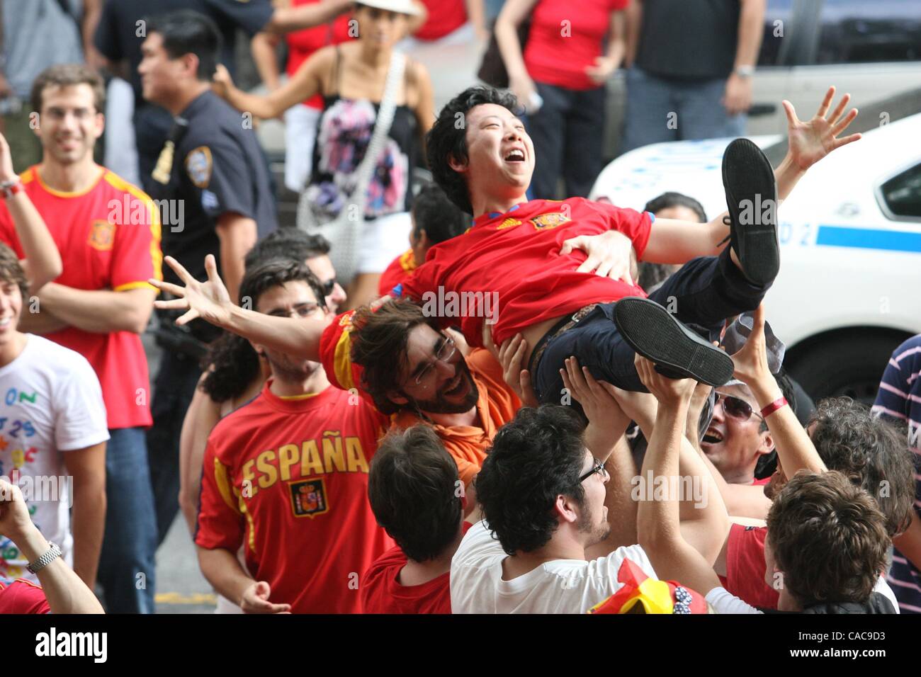 Jul 10, 2010 - New York, New York, U.S. - Spanish soccer fans fans ...