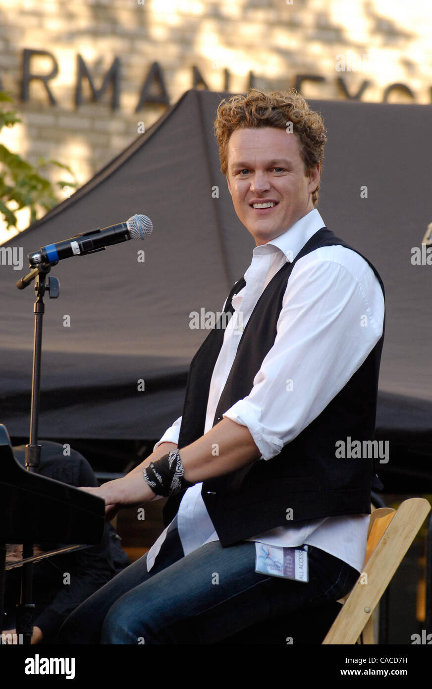 Aug. 18, 2010 - Los Angeles, California, U.S. - JAKE SIMPSON Preforming ...