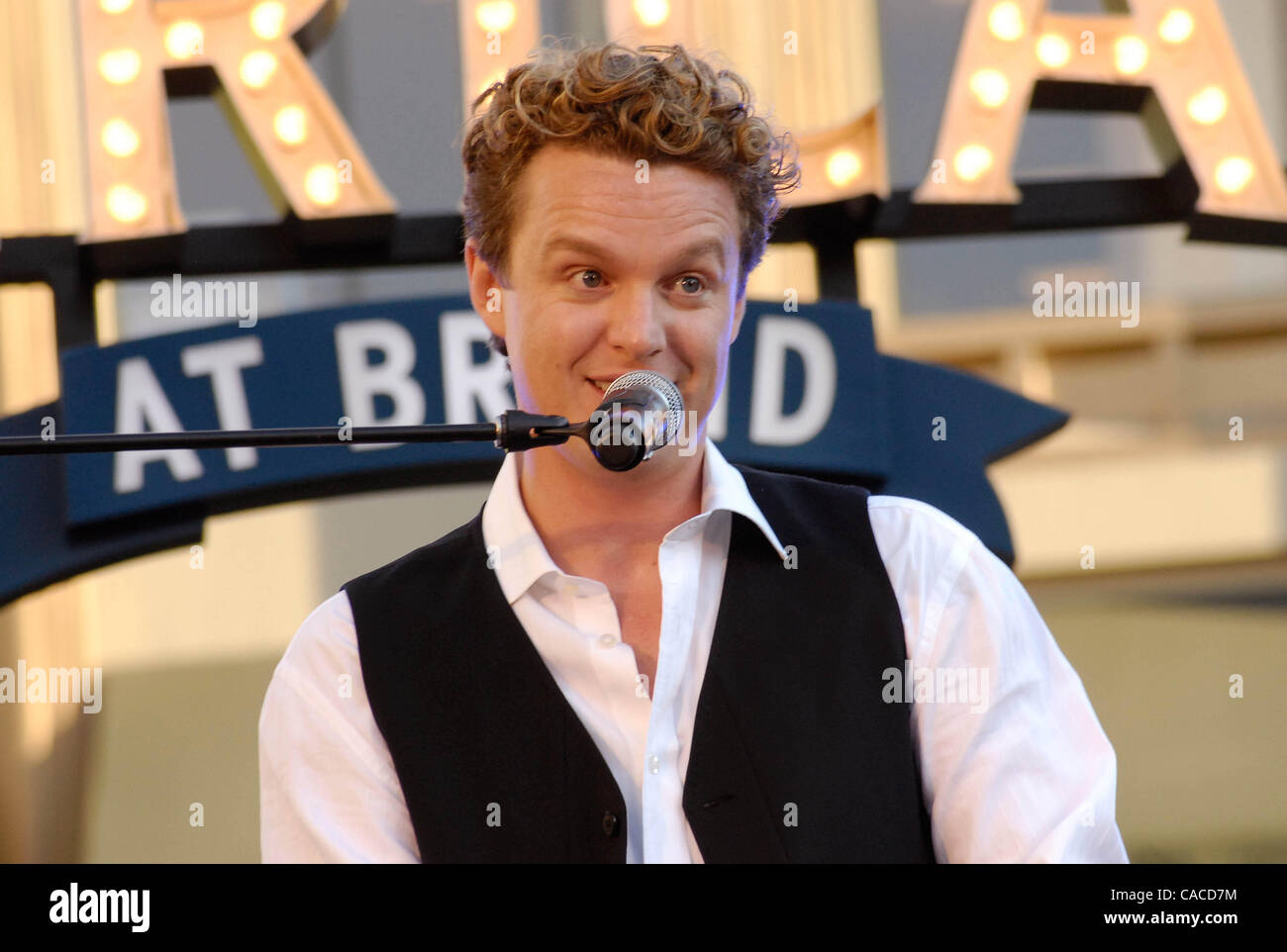 Aug. 18, 2010 - Los Angeles, California, U.S. - JAKE SIMPSON Preforming ...