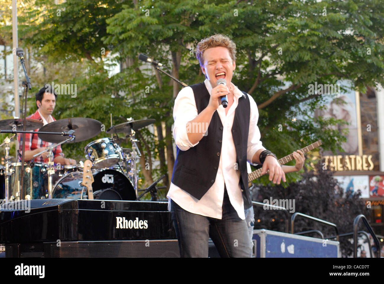 Aug. 18, 2010 - Los Angeles, California, U.S. - JAKE SIMPSON Preforming ...